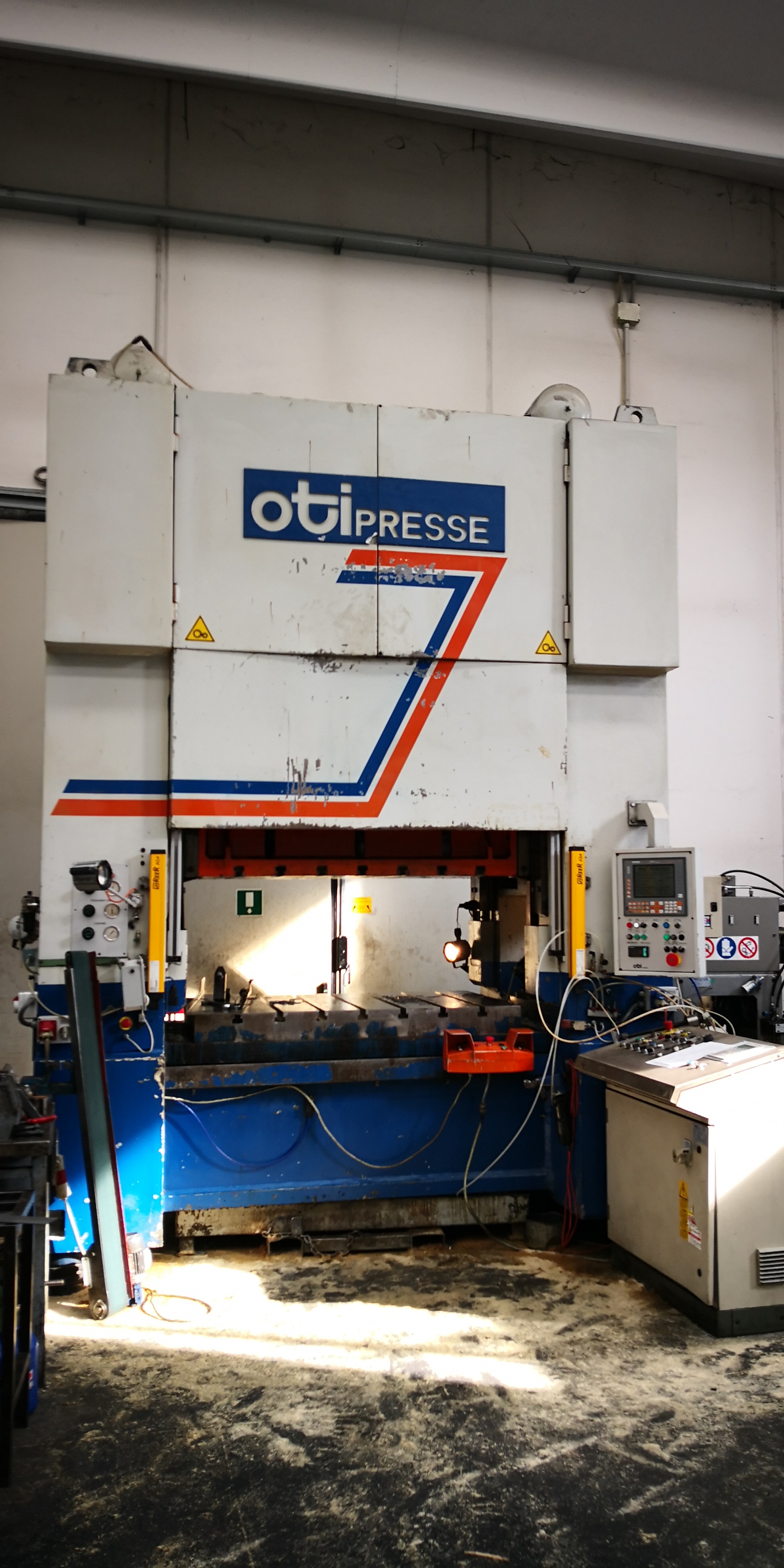 Pressa OTI 250 ton | SIDICOM GROUP S.R.L.